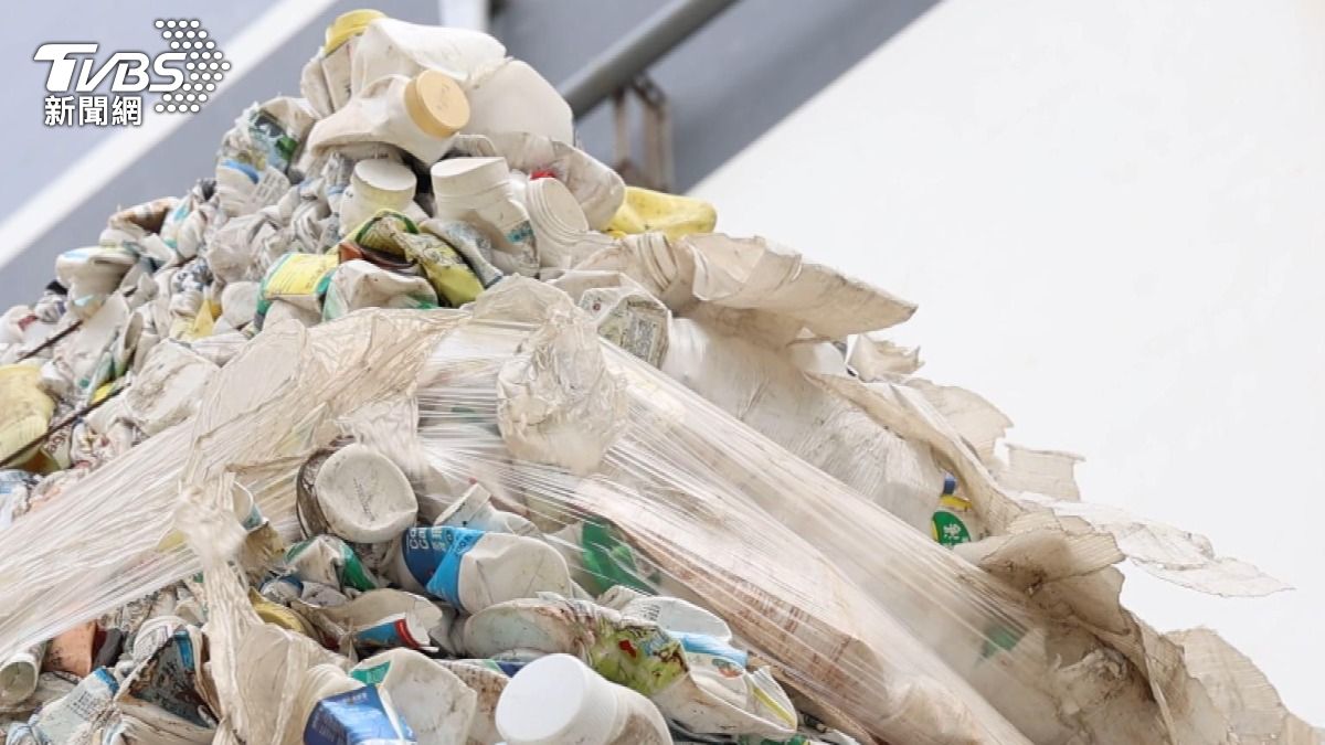 台灣寶特瓶年用量嚇人！「回收再製」食安無虞 1招可省百度電│TVBS新聞網
