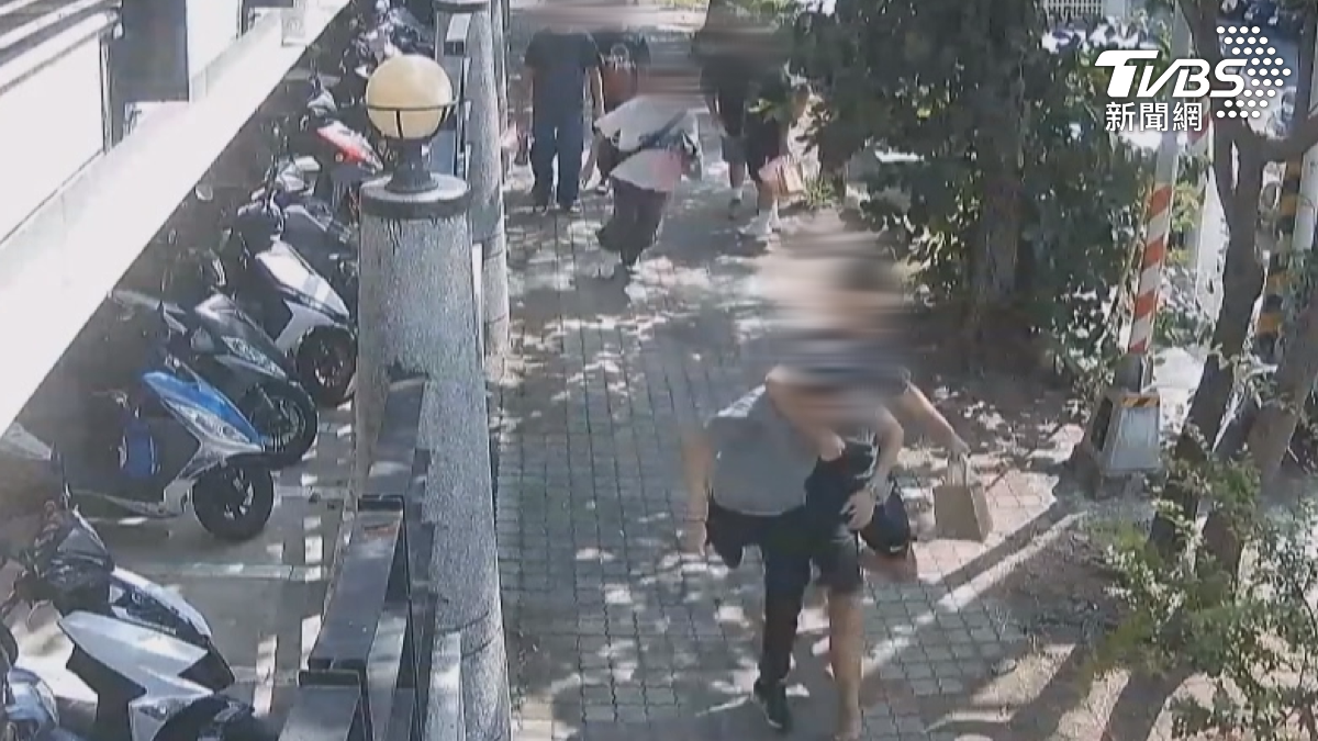 獨／勸阻不要抽菸！ 博士生「錄影＋拔菸」 反遭勒脖慘摔│TVBS新聞網