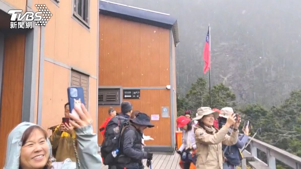 玉山初雪！「飄落點點雪花」10分鐘奇景 登山客嗨翻了│TVBS新聞網