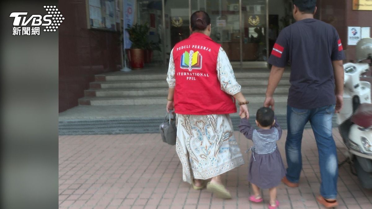 兩歲女童淪黑戶！曾被親媽丟垃圾袋內 鄰居聽嬰兒哭聲救命│TVBS新聞網