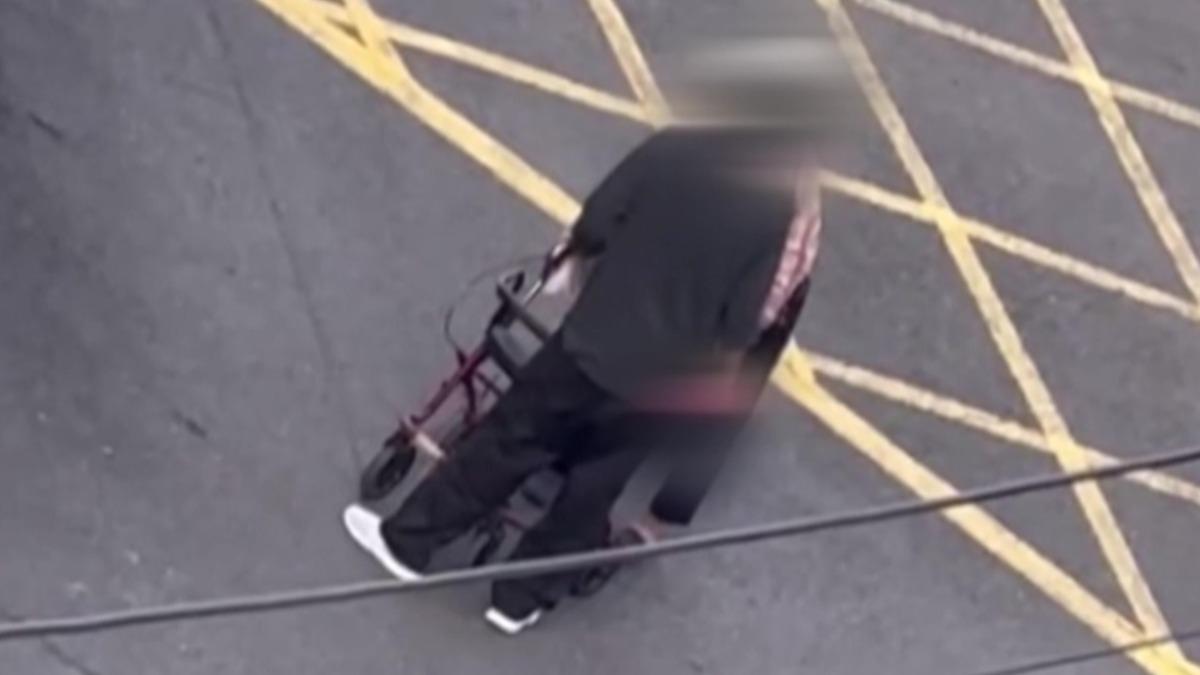 男「手綁菜刀」揮舞嗆鄰！ 阿嬤推助行器難逃 嚇到發抖│TVBS新聞網