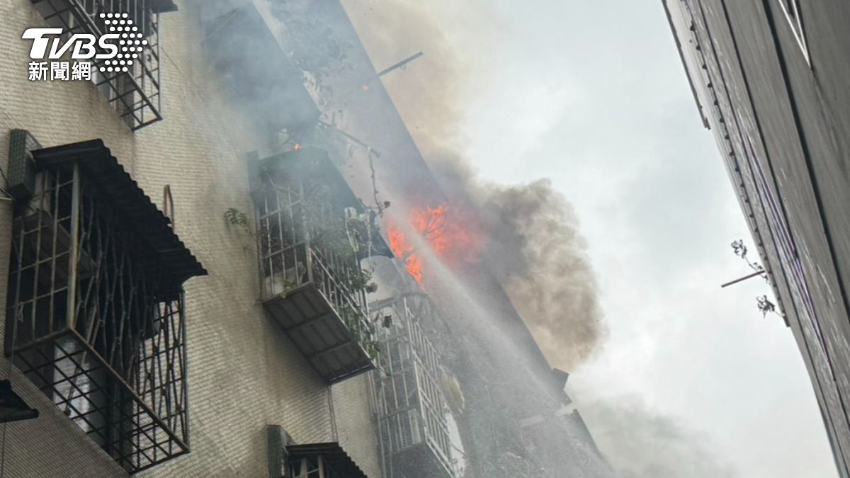 快訊／新北新莊頂加民宅大火 警消救出屋內4人│TVBS新聞網