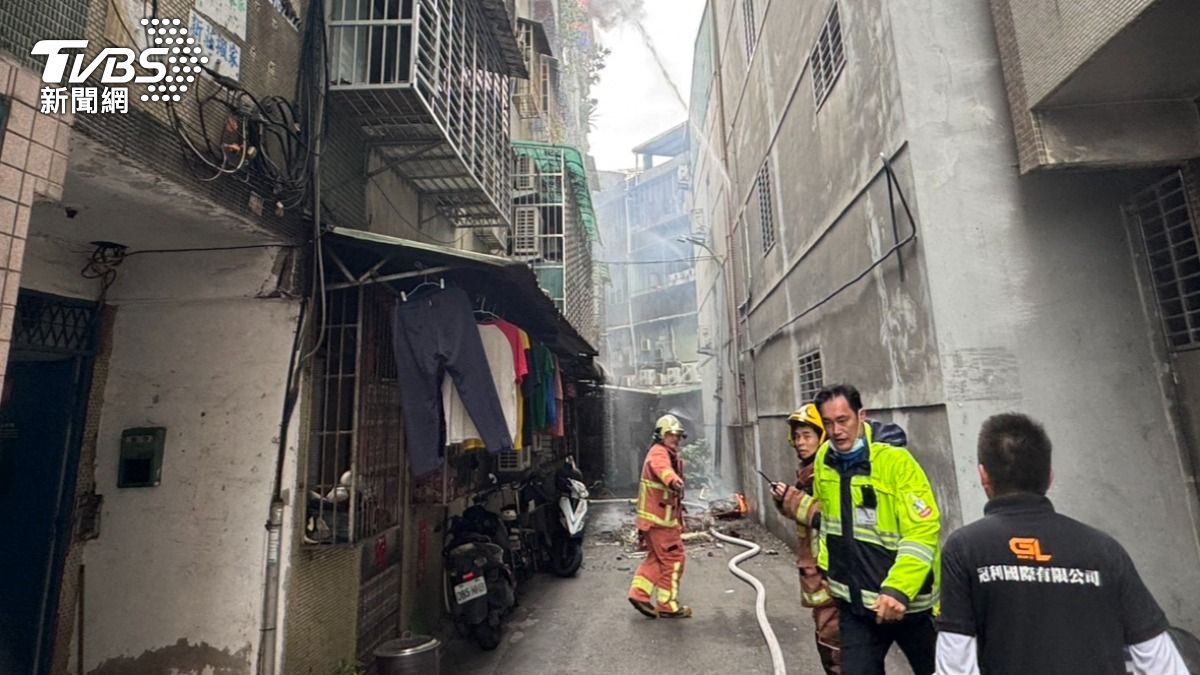 快訊／新北新莊頂加民宅大火 警消救出屋內4人│TVBS新聞網