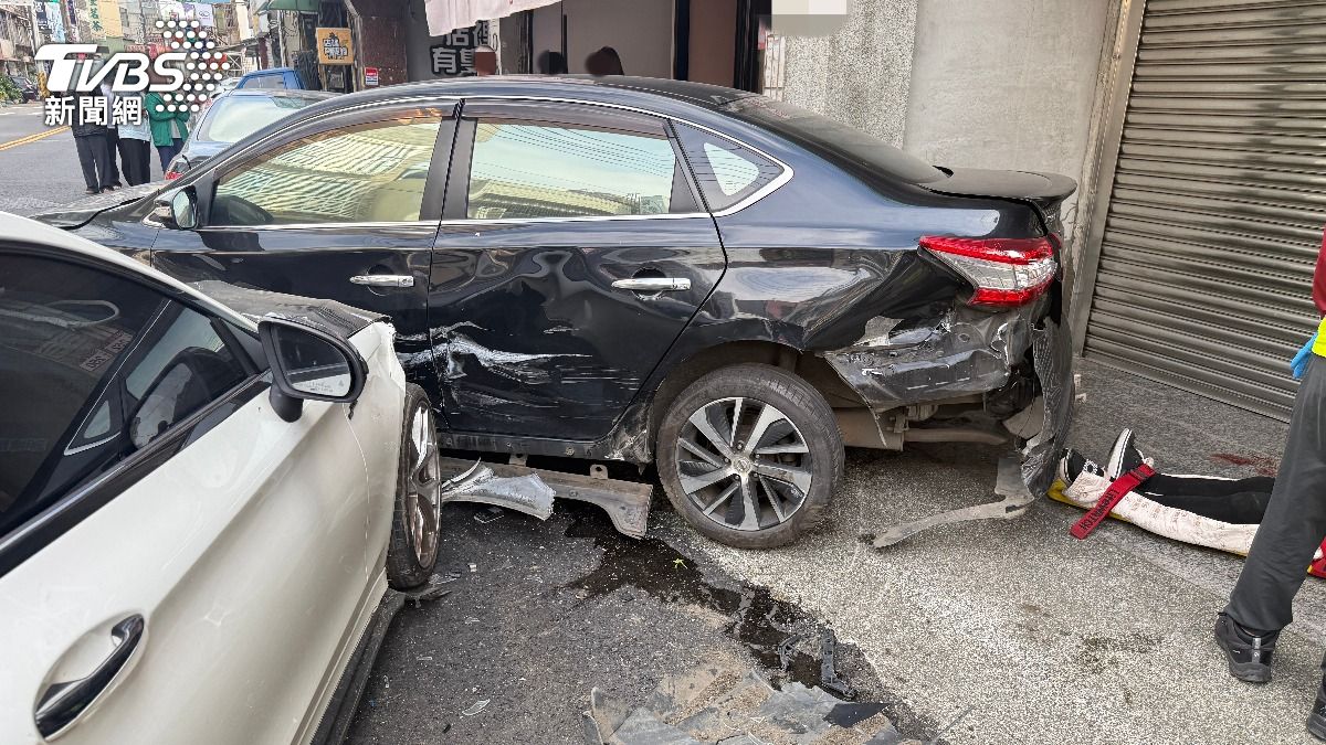 驚險！小客車突往前衝撞 買菜婦「倒地腳遭壓」 波及8汽機車│TVBS新聞網