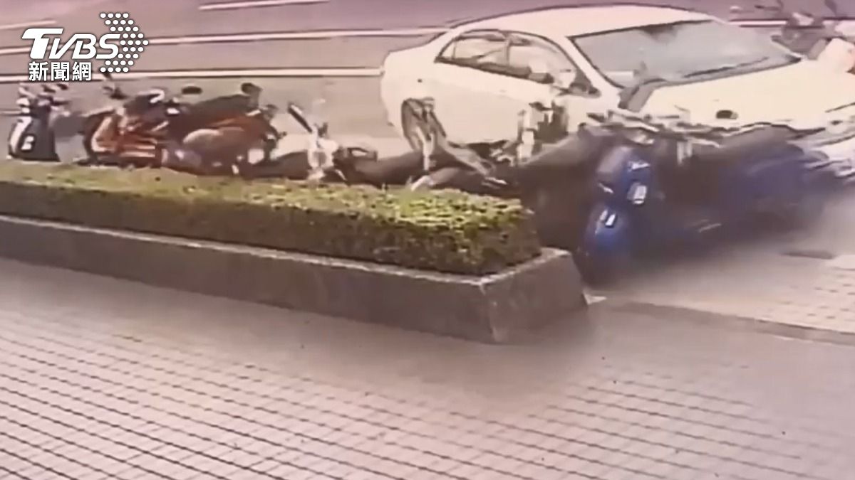 撞倒單車男再撞20輛汽機車！ 7旬伯肇事後腿都軟了│TVBS新聞網