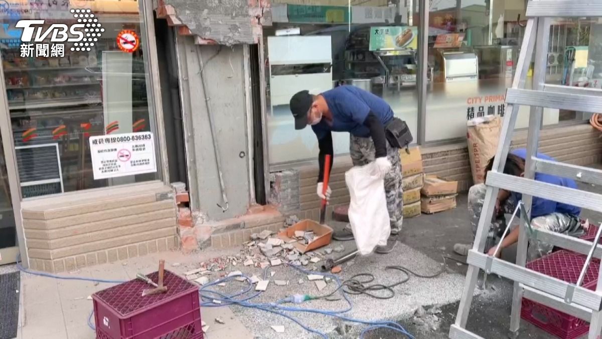 「等紅燈」直擊飛來橫禍！行人被撞腦出血.骨折 │TVBS新聞網