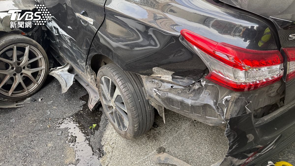 有片／中壢男駕駛暴衝「橫掃路邊9車」 69歲婦遭撞飛卡車底│TVBS新聞網
