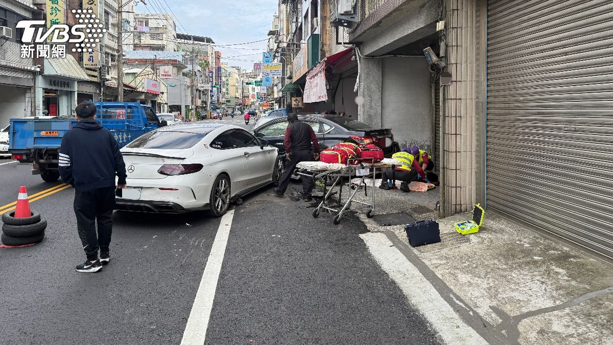 有片／中壢男駕駛暴衝「橫掃路邊9車」 69歲婦遭撞飛卡車底│TVBS新聞網