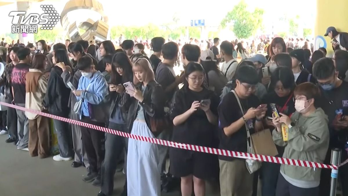 直擊／TWICE抵小港機場全場叫翻！志效熱褲辣翻 粉絲繼續等子瑜│TVBS新聞網