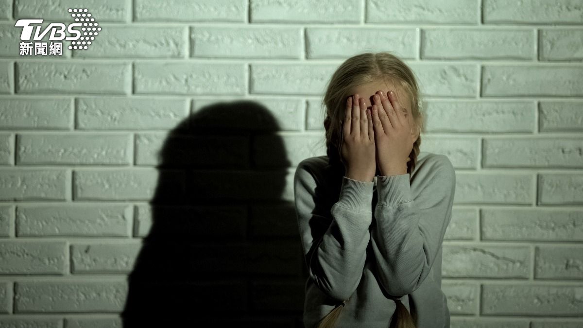 美少女遭監禁險餓死「僅重15公斤」 施虐4家人全重度肥胖│TVBS新聞網