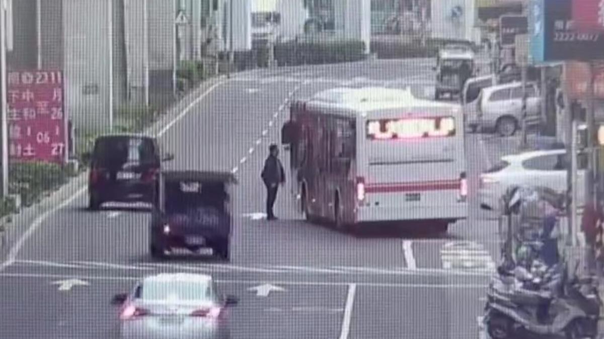 新北UBike擋公車 司機氣炸大罵：有惹到你嗎？│TVBS新聞網