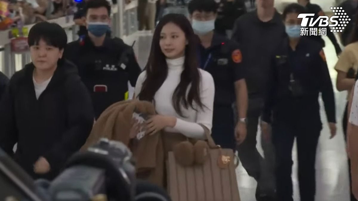 直擊／終於光榮歸國！TWICE子瑜抵達小港機場 沿路揮手感動300粉│TVBS新聞網