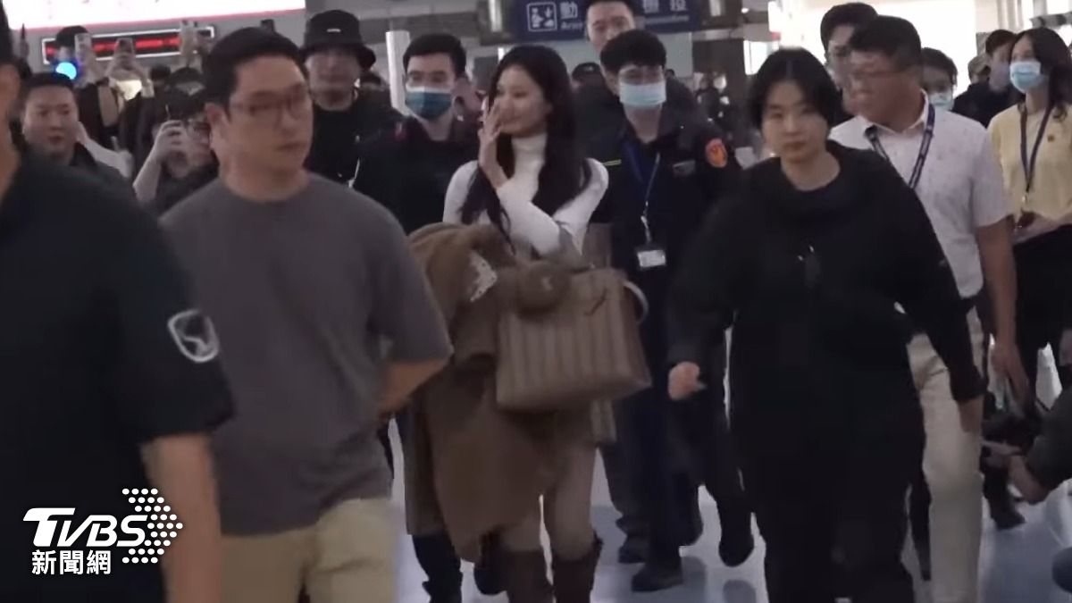 直擊／終於光榮歸國！TWICE子瑜抵達小港機場 沿路揮手感動300粉│TVBS新聞網