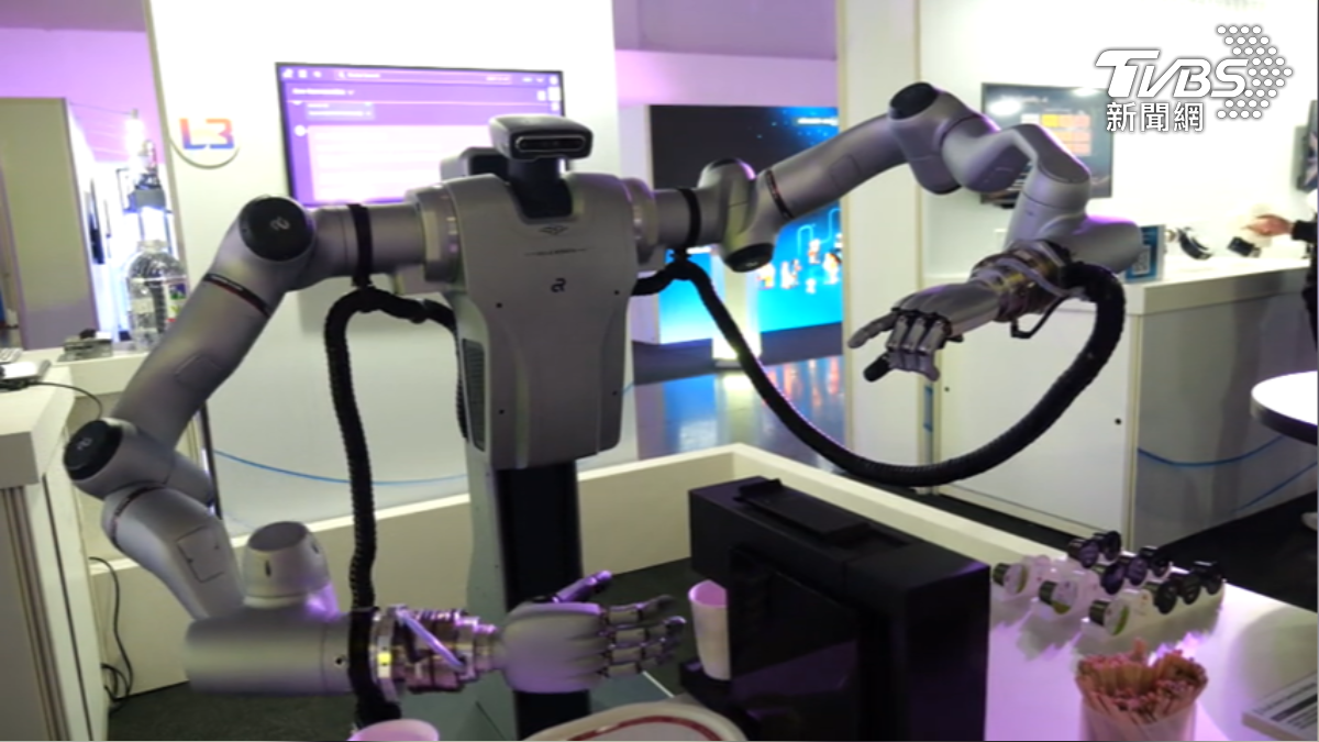 鴻海科技日！「Model A、人形機器人」登場 秀AI肌肉│TVBS新聞網