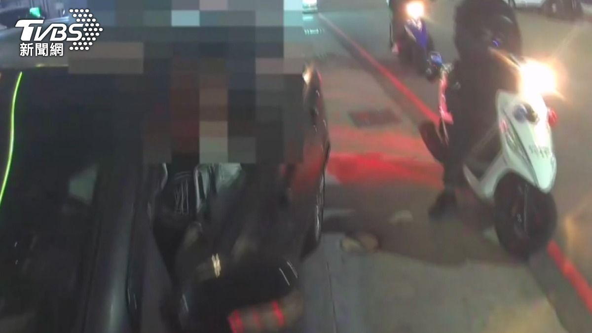 毒駕男遭唾液快篩揪出！「邊開車邊滑手機」被攔查 車內藏K他命│TVBS新聞網