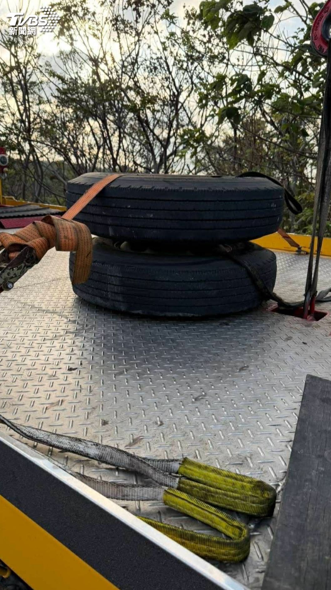 國1新竹路段輪胎突飛脫！4車撞成一團 貨車司機卡車內喪命│TVBS新聞網