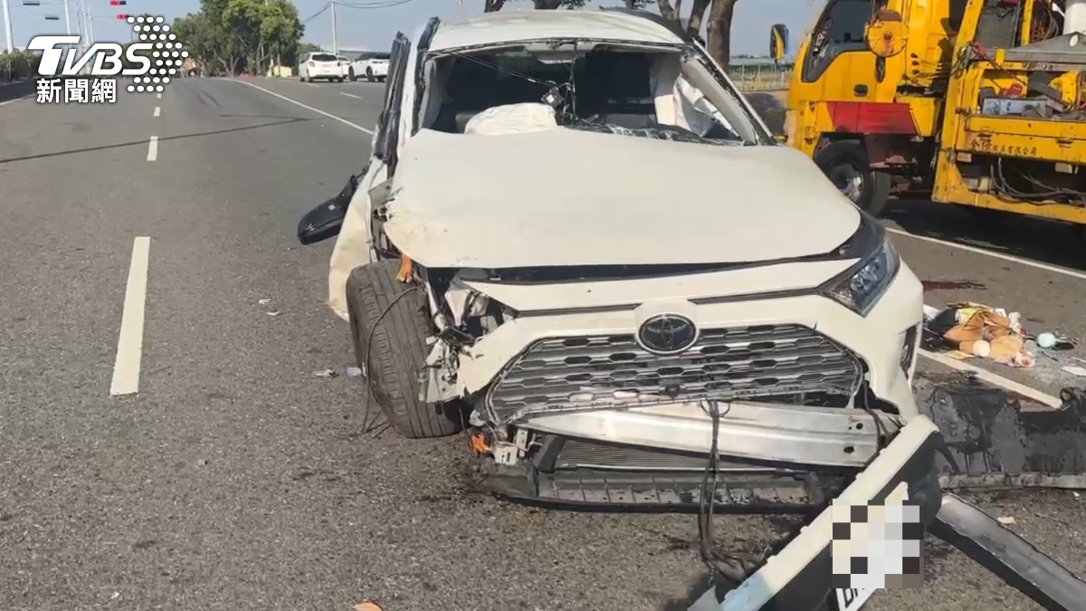 雲林一家4口出門購物！撞樹翻車1.5圈 媽媽意識不清│TVBS新聞網