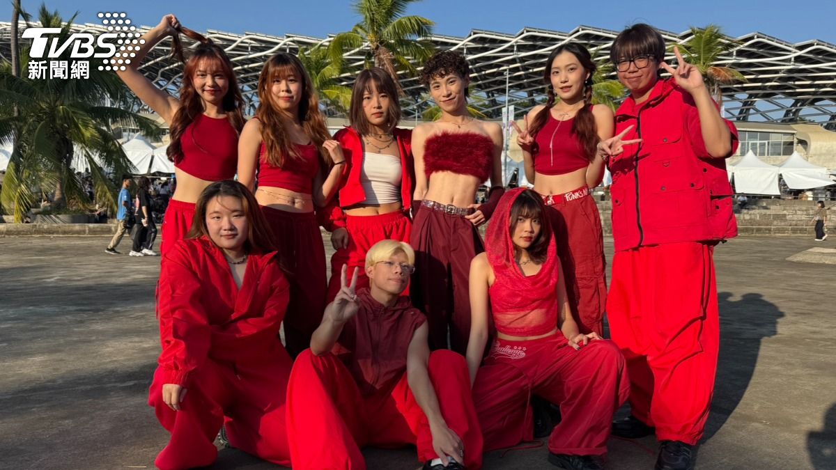 直擊／TWICE漏音掀暴動 世運湧「萬人藍海」老粉感動：像回家│TVBS新聞網