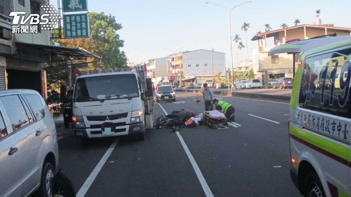 台中機車碰撞小貨車！男騎士痛苦趴地 腦出血失去心跳│TVBS新聞網