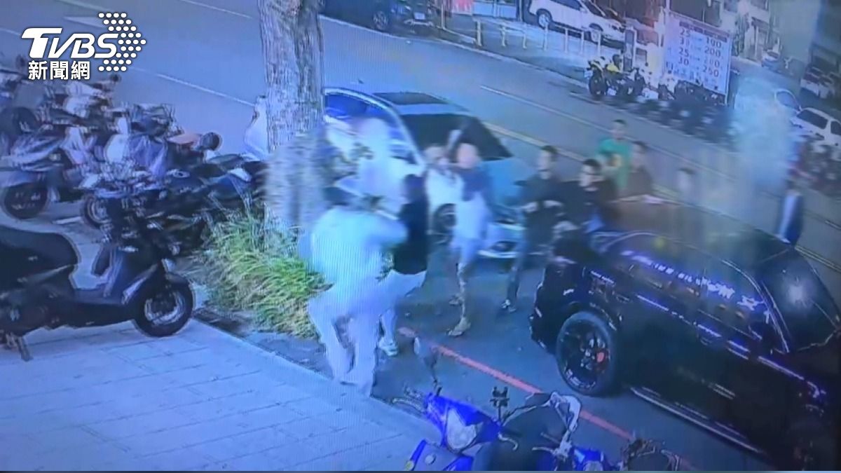 逢甲街頭快打！男遭「拖行3地」圍毆 動機曝光│TVBS新聞網