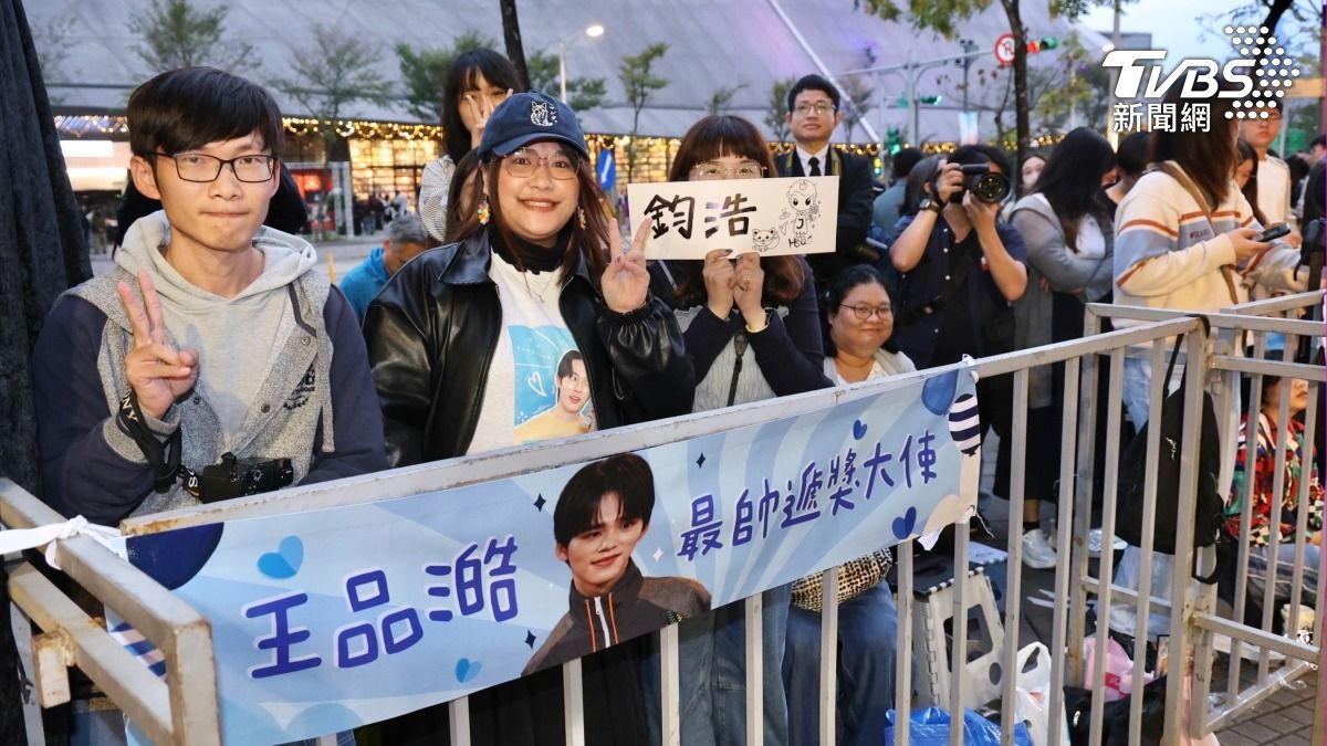 金馬62／王品澔爆掩護粿王不倫戀！ 場外鐵粉自製布條「全力捍衛」│TVBS新聞網