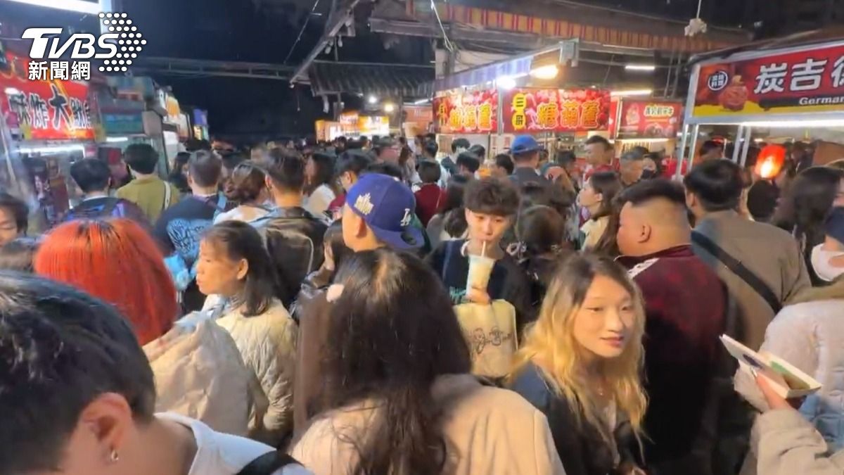 TWICE演唱會後粉絲夜市嗨翻 攤商喜收「一疊抵用券」忙到手軟│TVBS新聞網