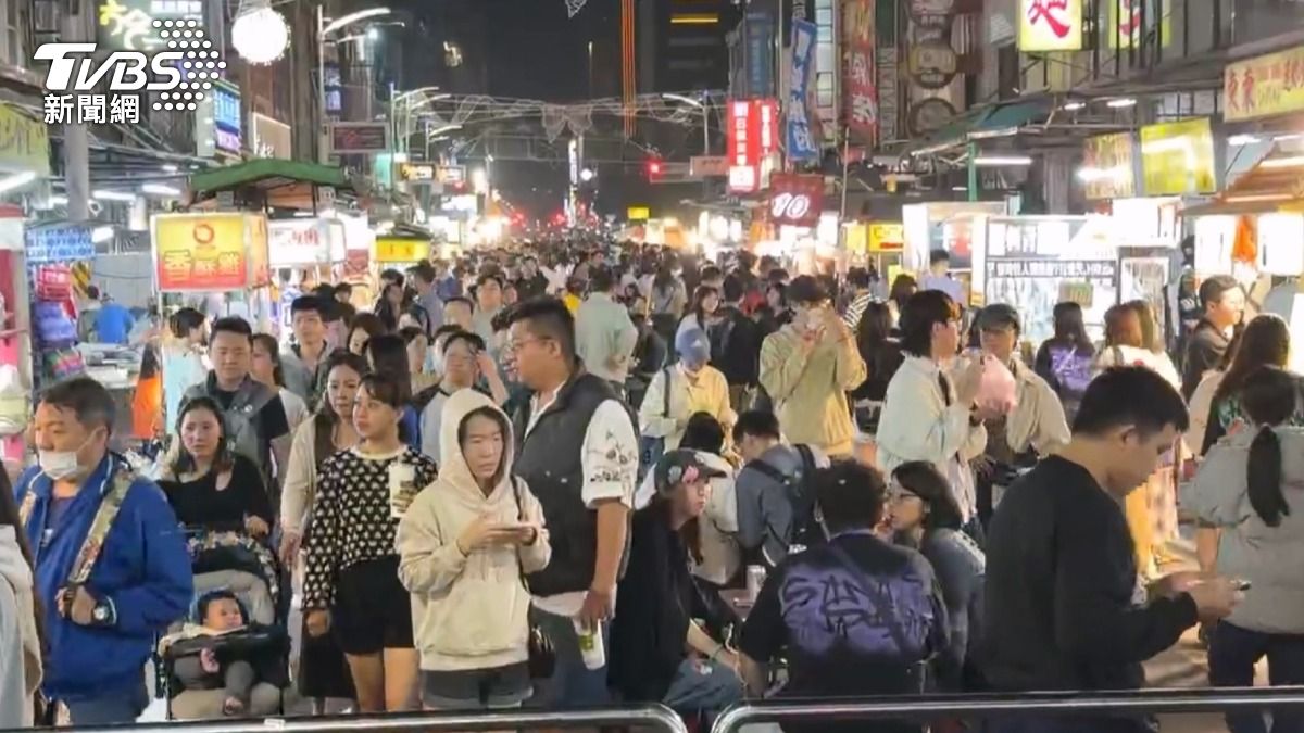 TWICE演唱會後粉絲夜市嗨翻 攤商喜收「一疊抵用券」忙到手軟│TVBS新聞網