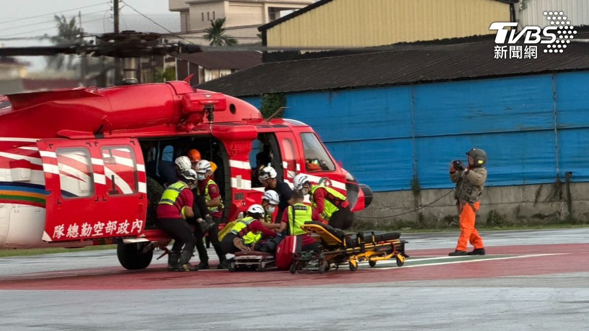 屏東秘境獅王瀑布戲水遇「落石崩落」 3人遭砸墜山坡骨折│TVBS新聞網