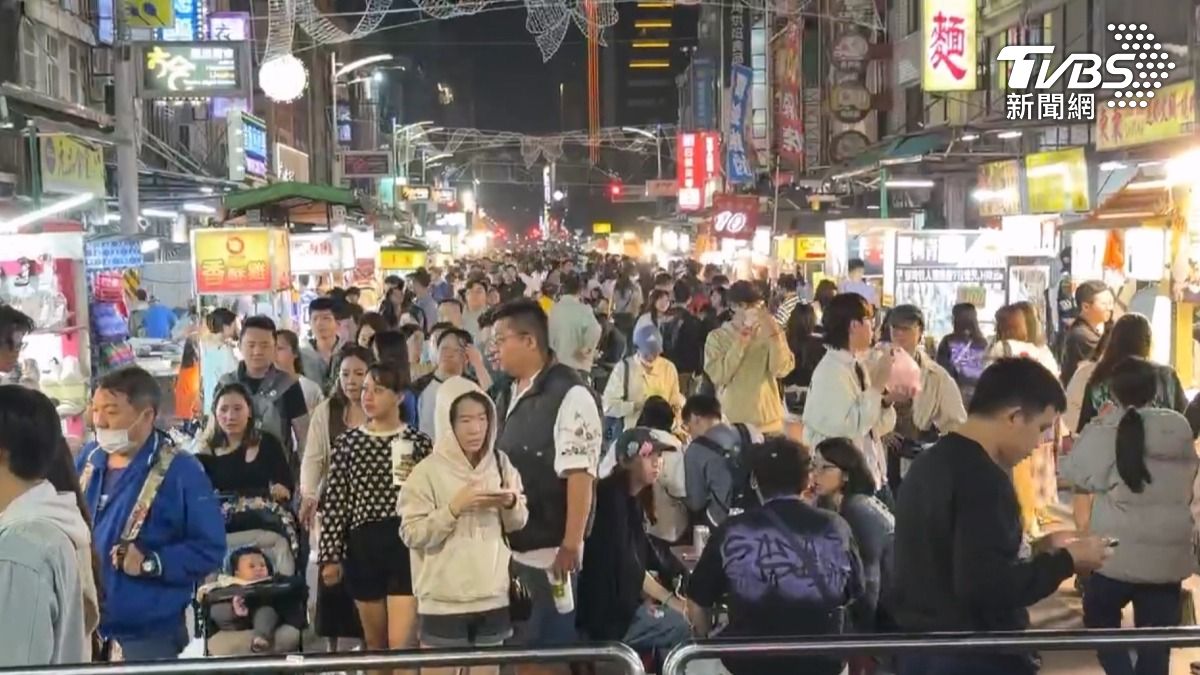 13萬人「擠爆高雄」！ 夜市攤商樂 人潮多三倍│TVBS新聞網