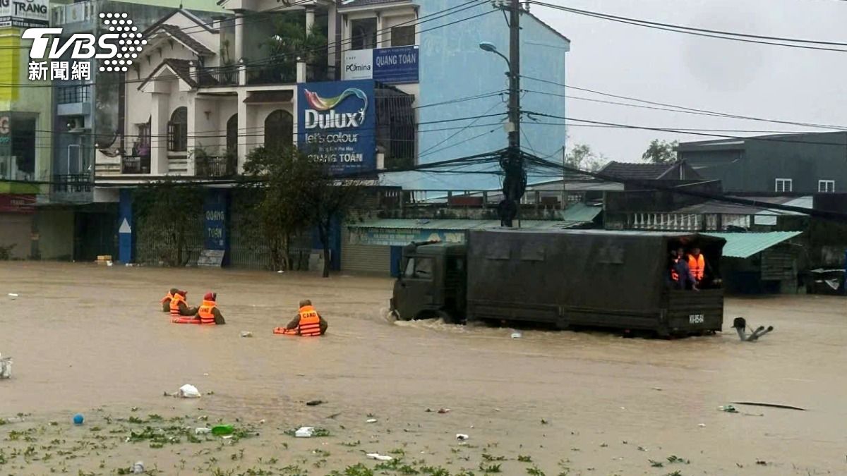 越南世紀洪災90死、12失蹤！18萬戶泡水 經濟損失破百億│TVBS新聞網