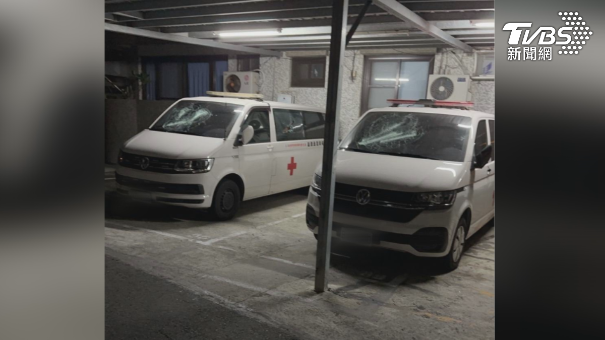 葬儀社前員工「單飛搶標案」！ 前雇主不滿砸2救護車│TVBS新聞網