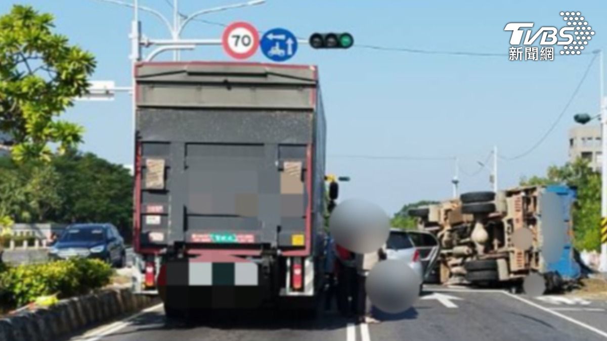 快訊／台南4車連環撞！砂石車翻覆「車斗壓機車」 騎士急送醫│TVBS新聞網