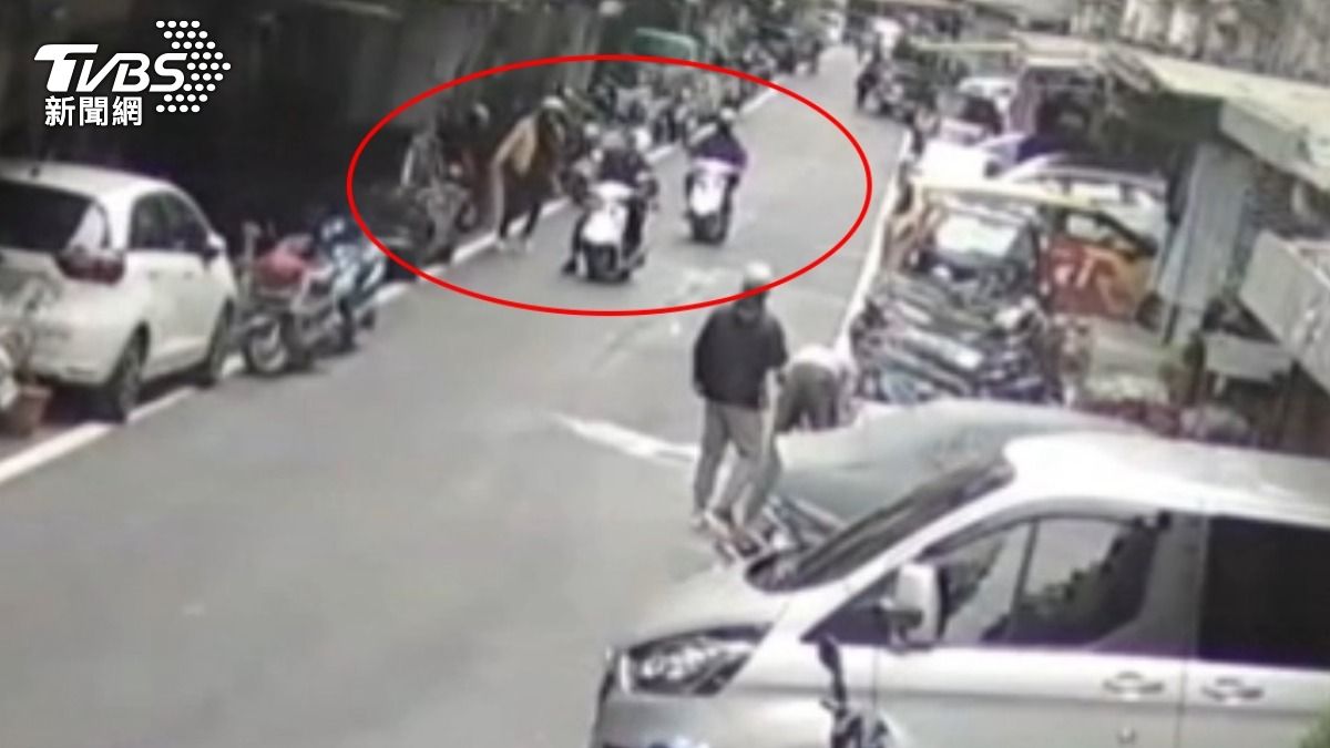 剛出獄4天！三重毒蟲隨機攻擊「鐵棍爆打夫妻」 法院今裁定收押│TVBS新聞網