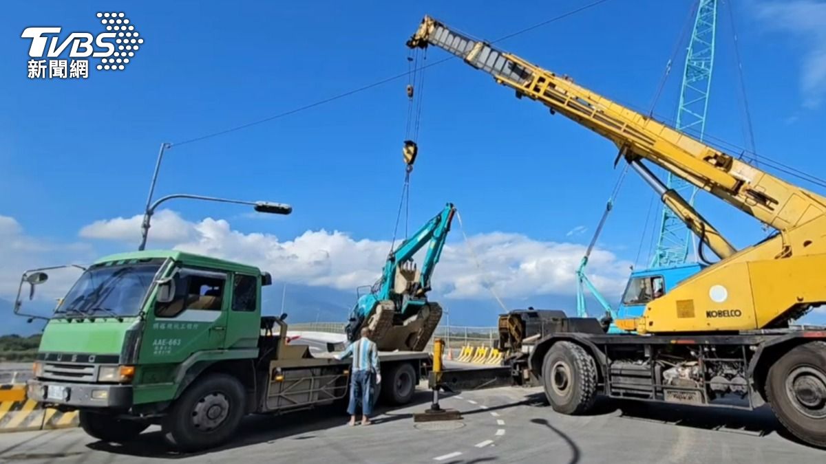 有片／驚險瞬間曝！花蓮大橋「怪手翻覆卡道」 轉彎失控致堵塞│TVBS新聞網