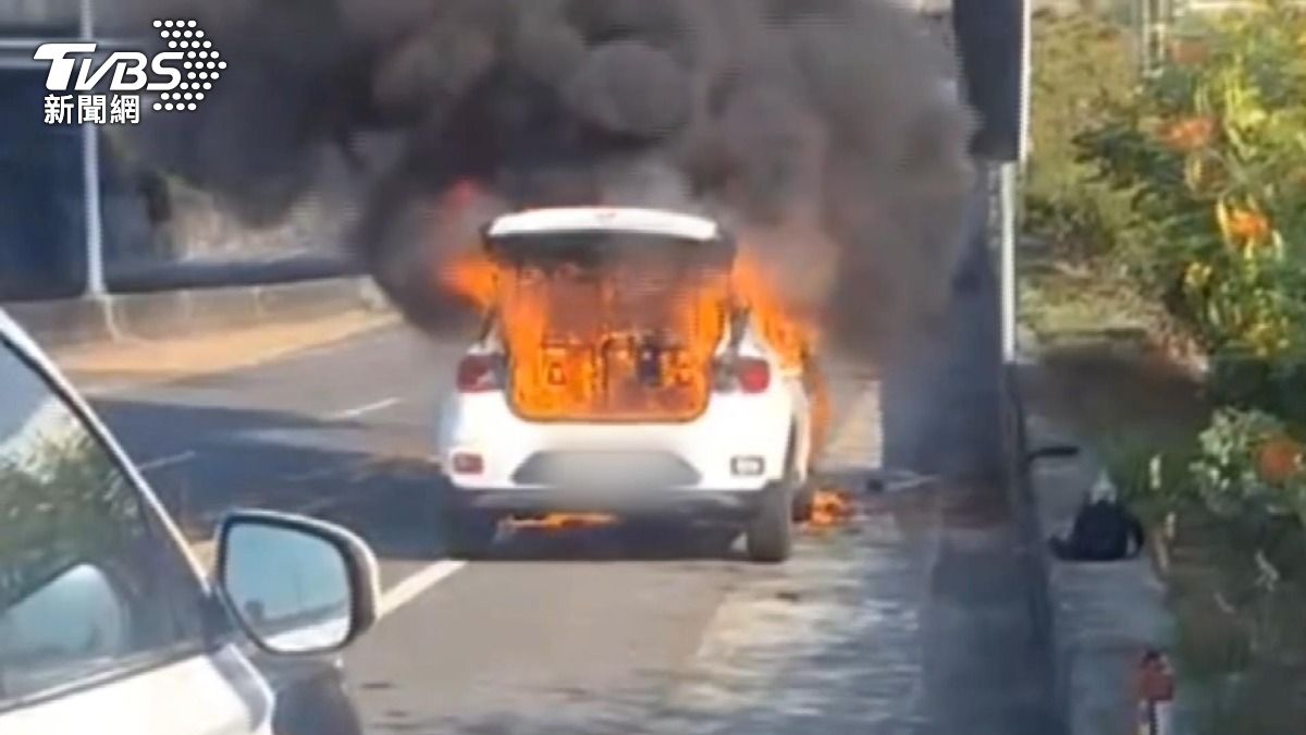 4年新車突起火燃燒成廢鐵！駕駛下交流道「抖動冒煙」秒逃命│TVBS新聞網