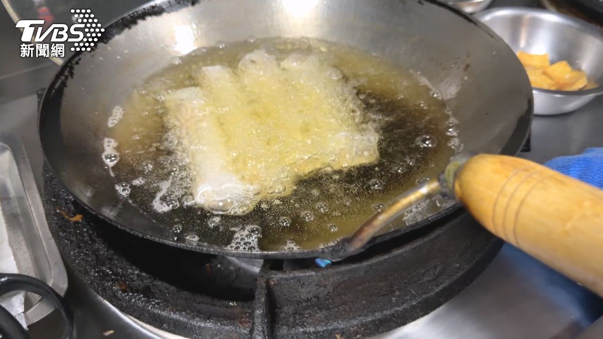 外籍生炸春捲忘關火！同住女室友受困二樓陽台 火舌吞噬整棟透天厝│TVBS新聞網