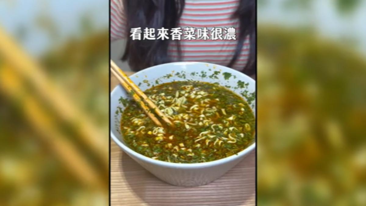 獵奇怪組合！「香菜牛肉泡麵」PK「九層塔檸檬生乳捲」│TVBS新聞網