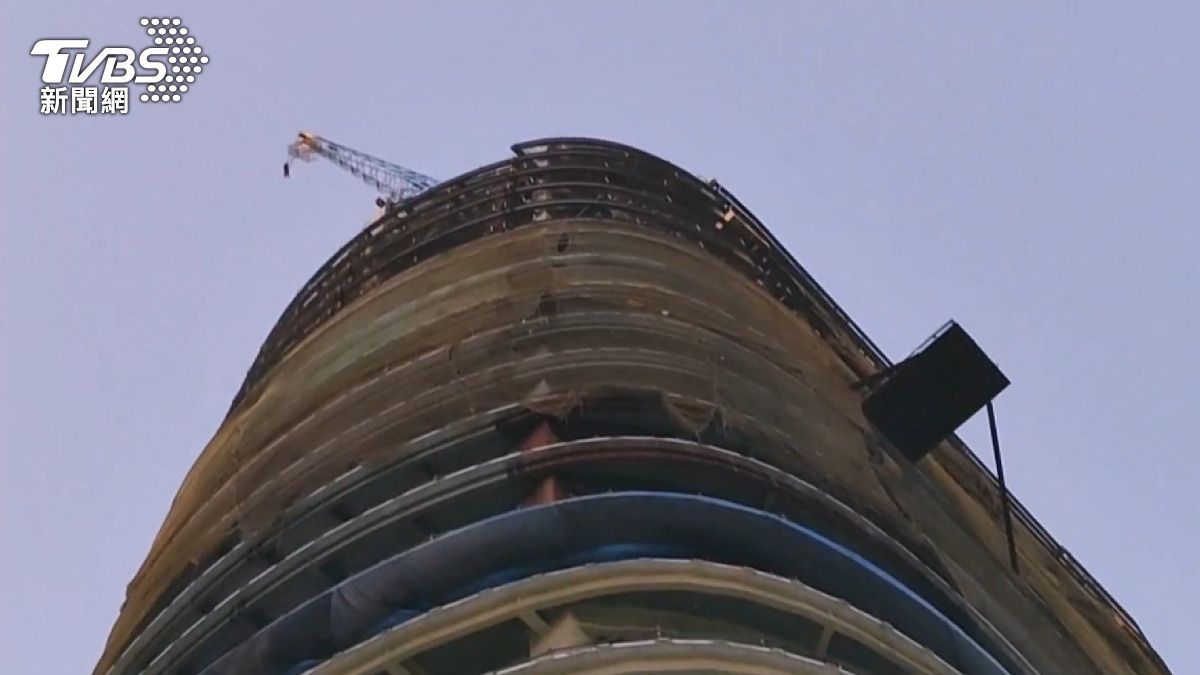 七期商辦工地配電管墜落砸毀轎車 「強風吊裝惹禍」開罰1.8萬│TVBS新聞網