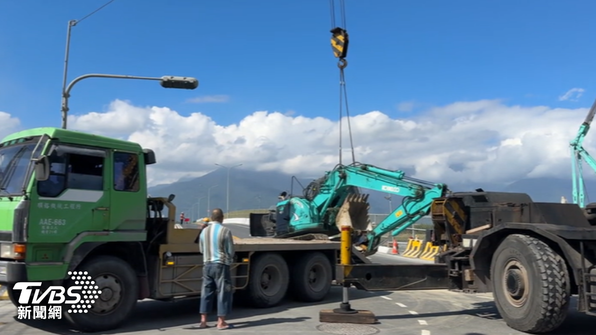 拖板車轉彎怪手重摔！13噸鋼鐵猛獸墜地 嚇壞後車急煞│TVBS新聞網