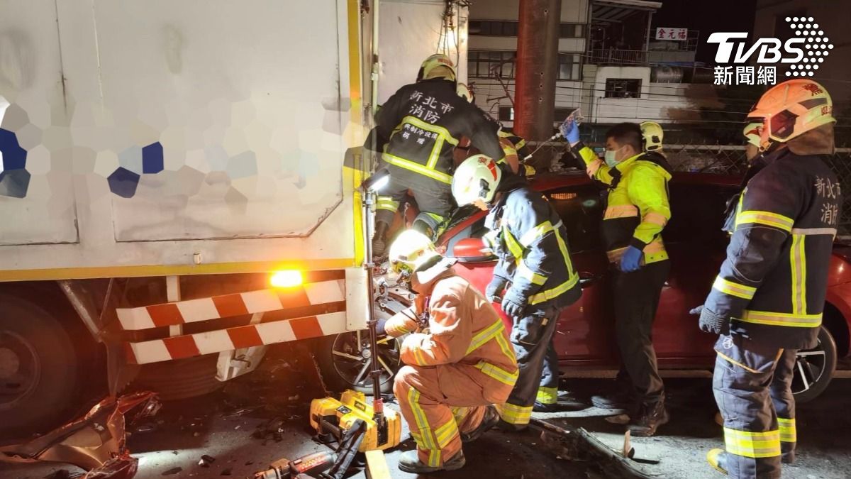 恍神釀禍？鶯歌物流司機卸貨遭後車猛撞夾困 左腿斷肢命危送醫│TVBS新聞網