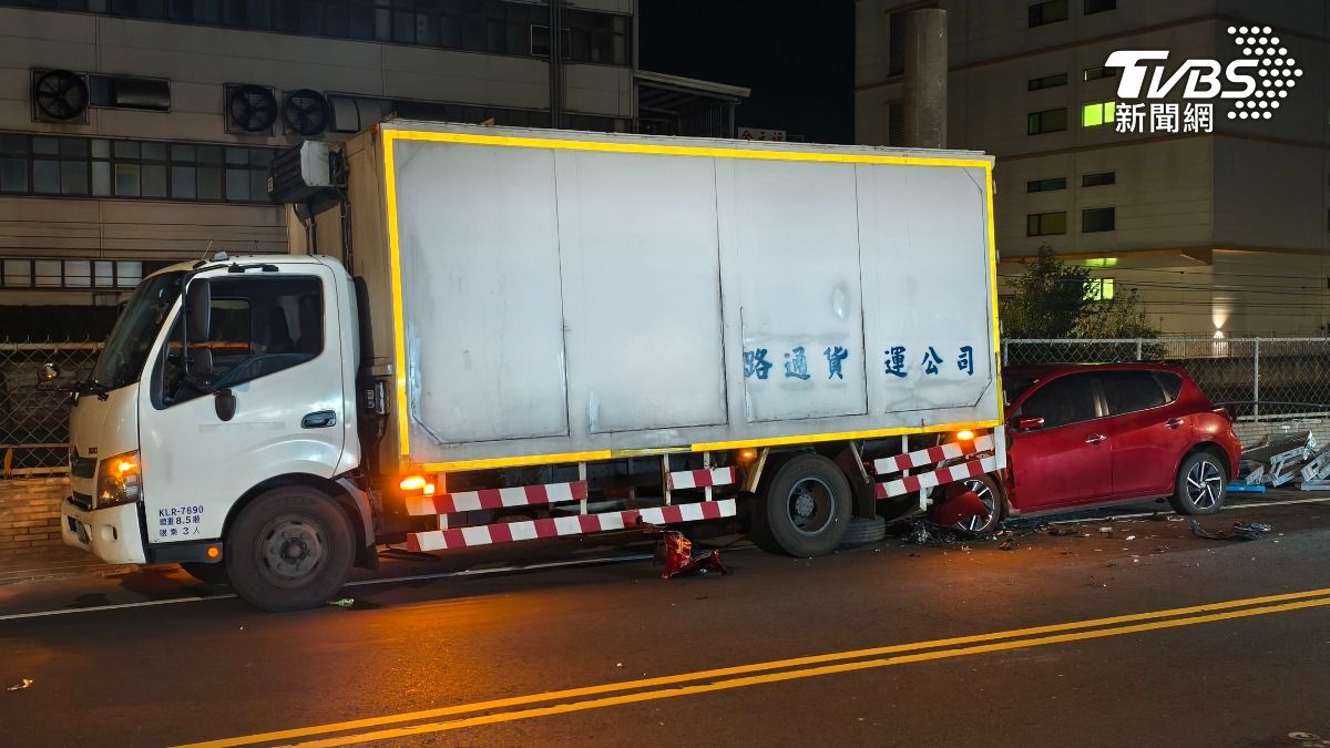 恍神釀禍？鶯歌物流司機卸貨遭後車猛撞夾困 左腿斷肢命危送醫│TVBS新聞網