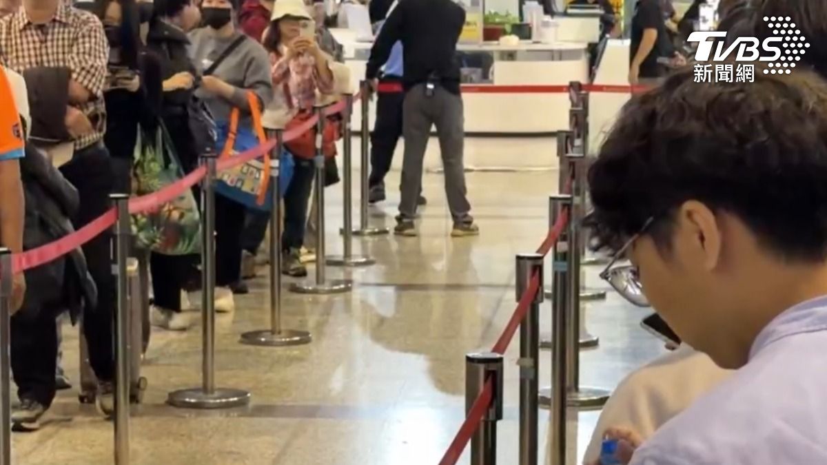 TWICE返韓200粉絲暖送機 子瑜點頭「高雄開唱很開心」│TVBS新聞網