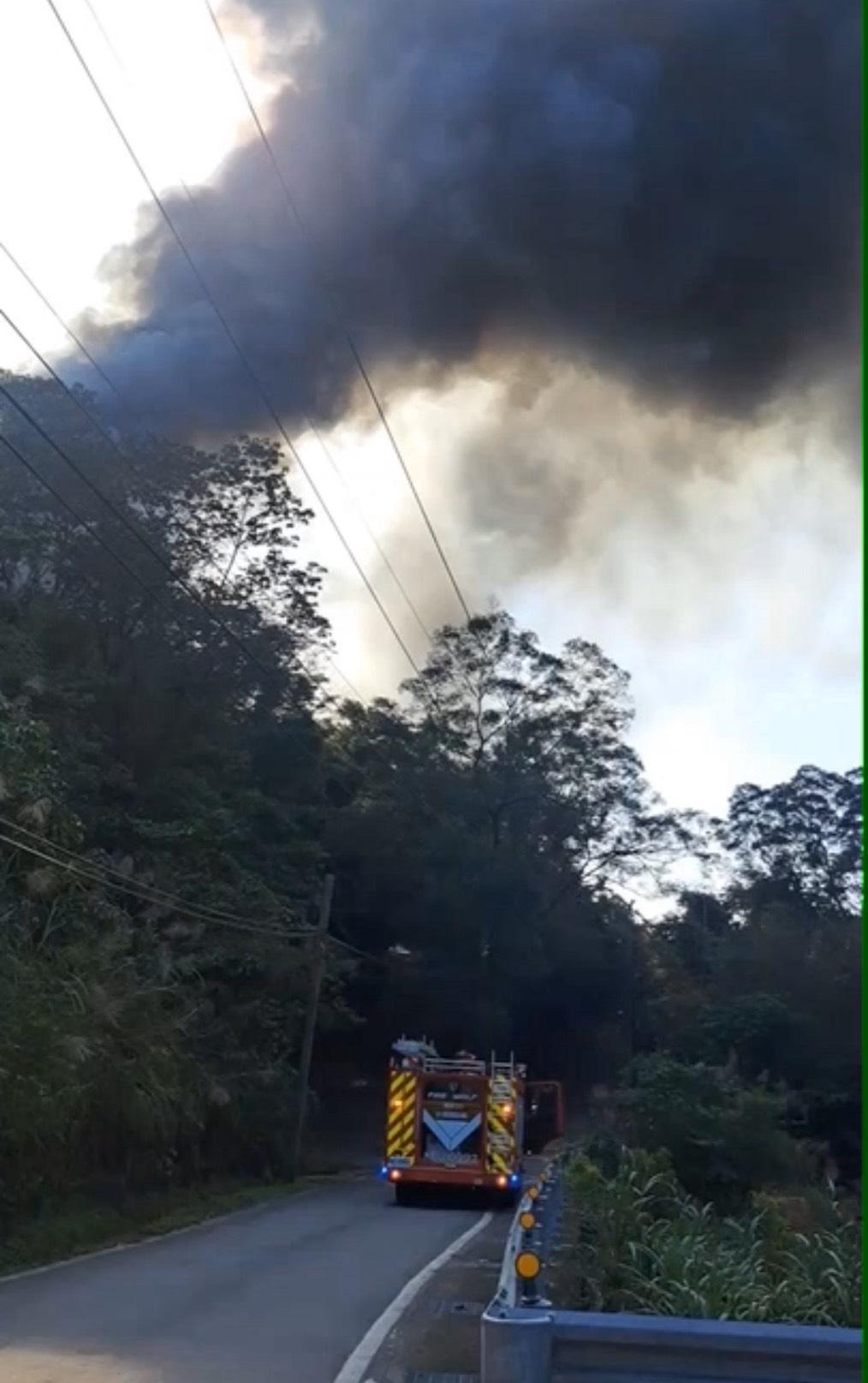 快關窗！汐止烤漆工廠全面燃燒 「黑煙狂竄」2員工嗆傷│TVBS新聞網