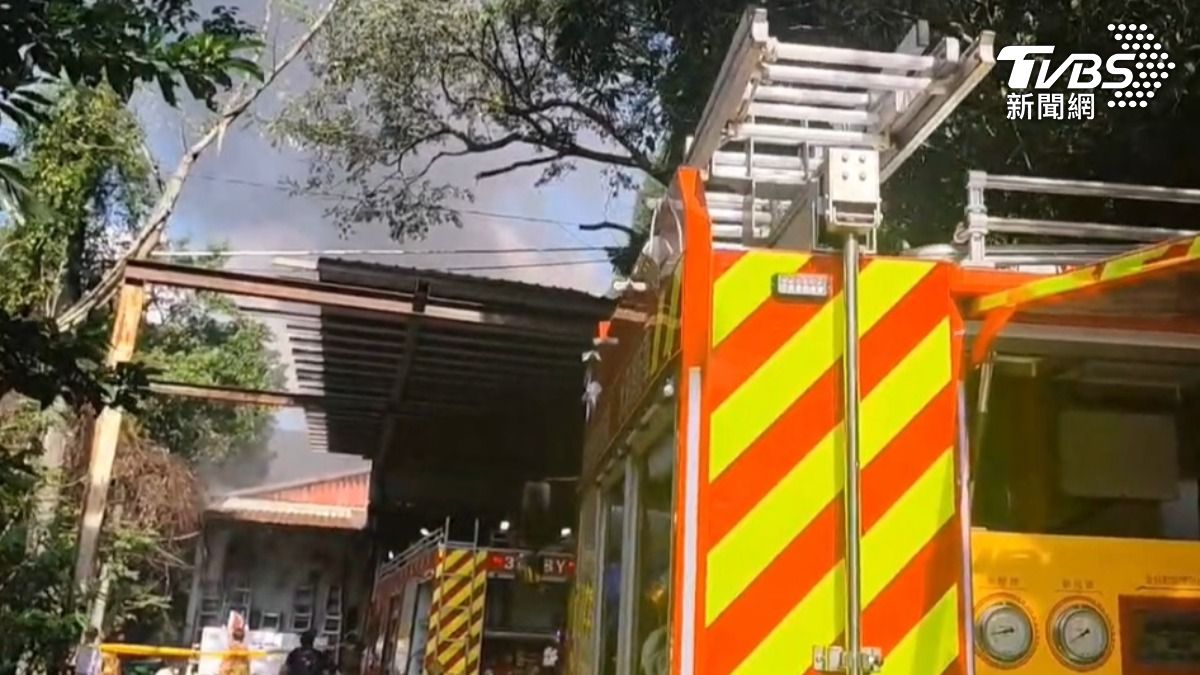 快關窗！汐止烤漆工廠全面燃燒 「黑煙狂竄」2員工嗆傷│TVBS新聞網