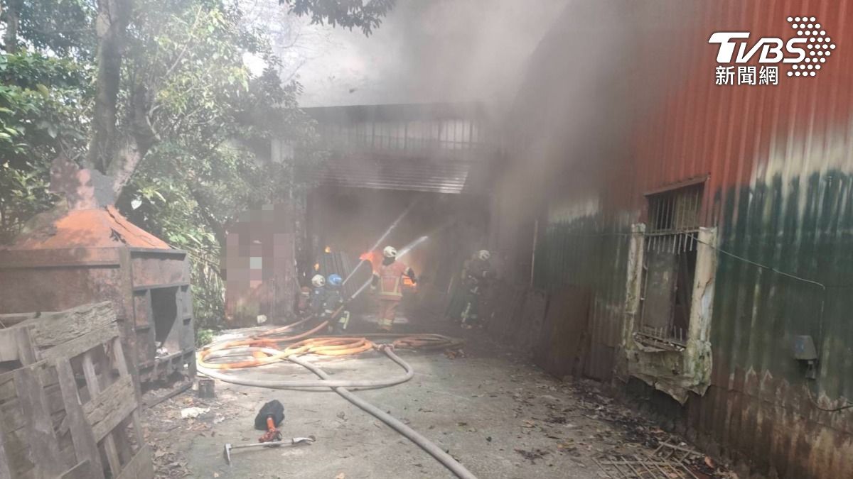 快關窗！汐止烤漆工廠全面燃燒 「黑煙狂竄」2員工嗆傷│TVBS新聞網