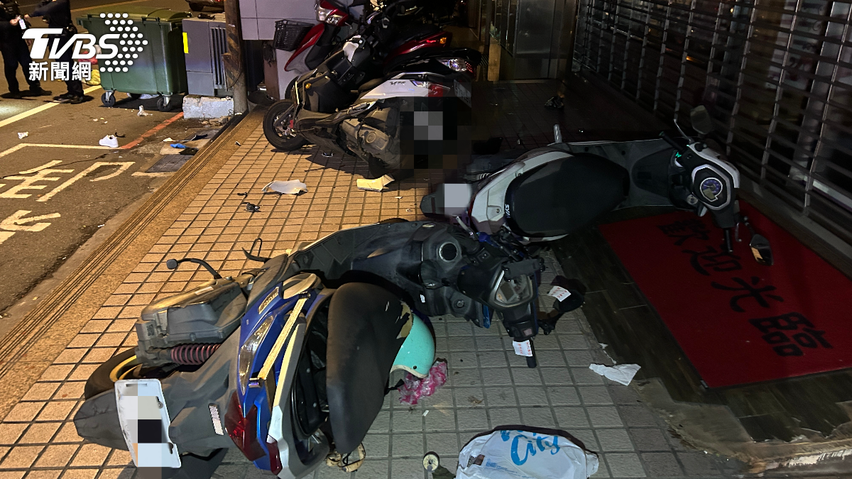 有片／中壢男高速失控衝騎樓「6車全毀」 全身傷倒地│TVBS新聞網