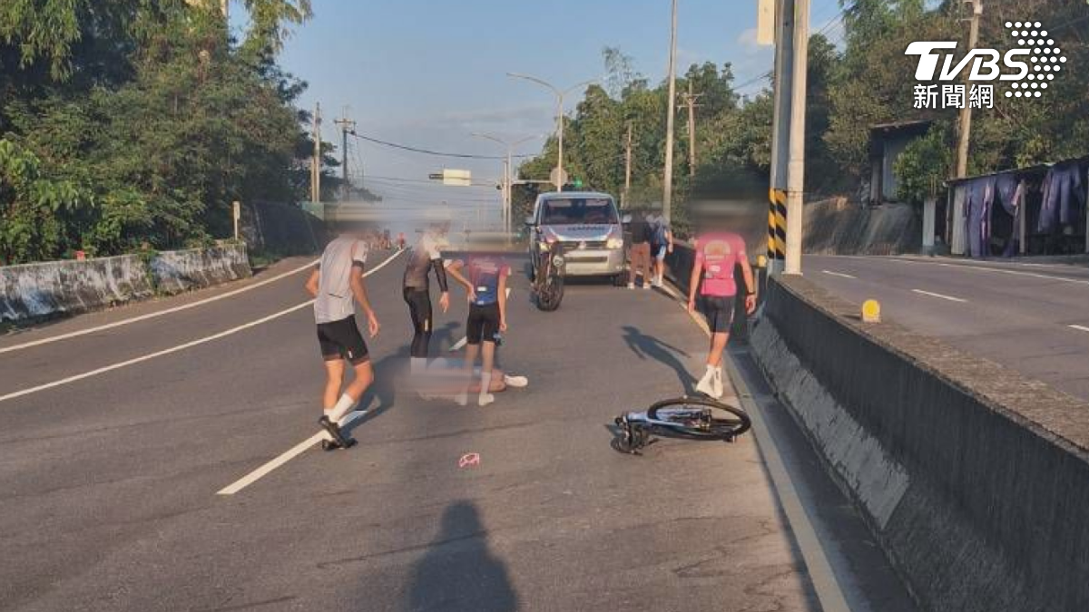 自行車賽碰撞倒車再遭輾！ 15歲選手命危搶救中│TVBS新聞網