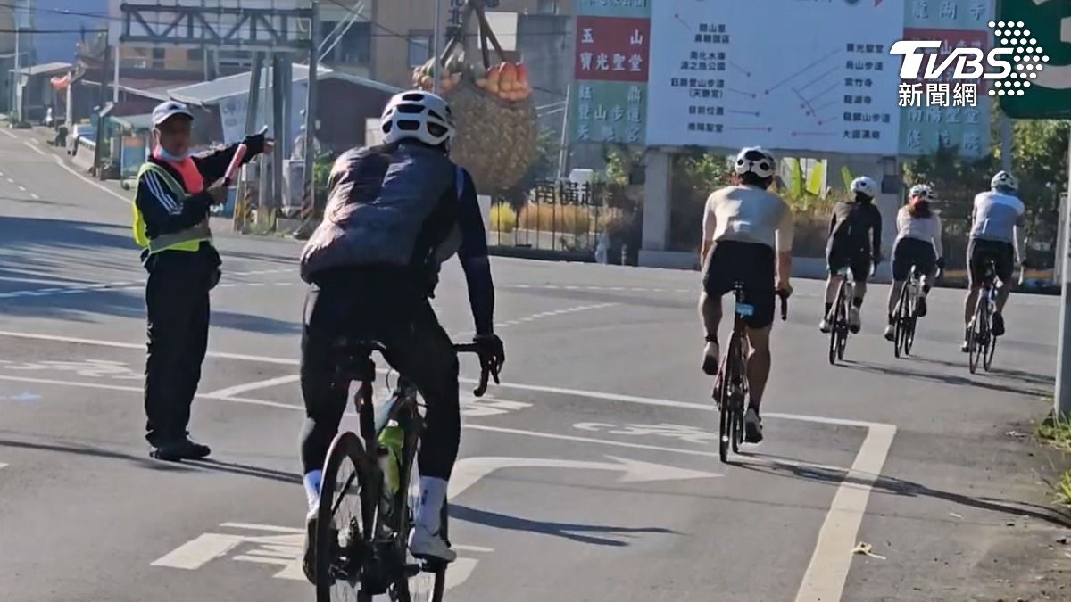 自行車賽碰撞倒車再遭輾！ 15歲選手命危搶救中│TVBS新聞網