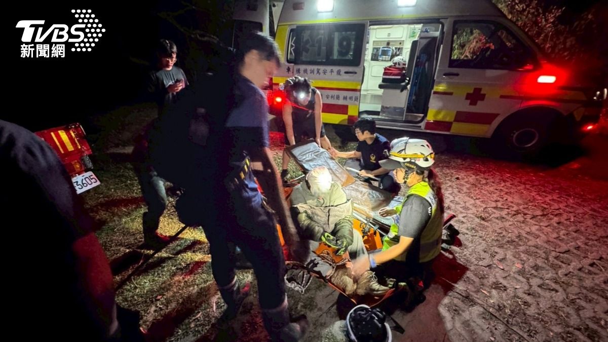 爬都蘭山重摔！婦人疑腦震盪狂吐 21消防接力搬下山│TVBS新聞網