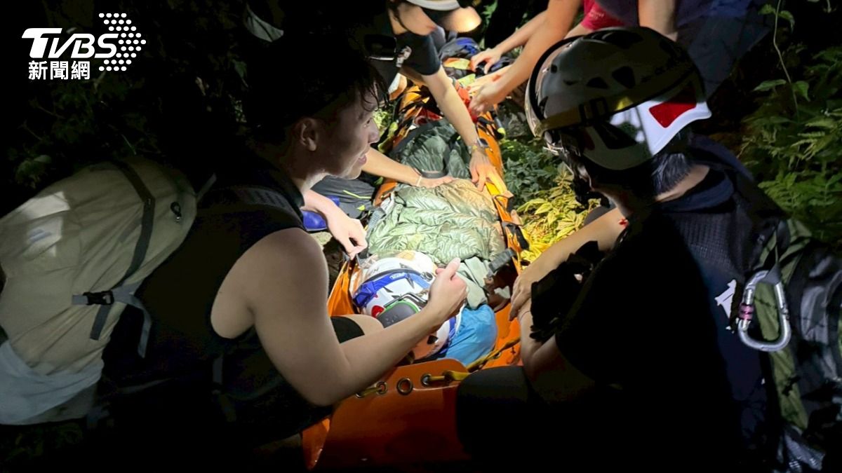 爬都蘭山重摔！婦人疑腦震盪狂吐 21消防接力搬下山│TVBS新聞網